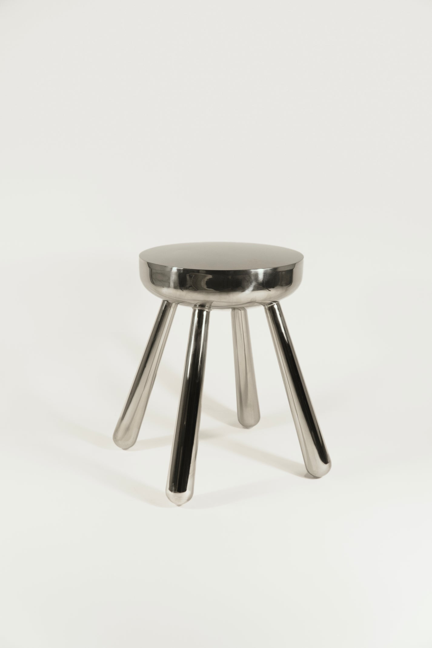 Lola Sleek Stool – Nach Vorn